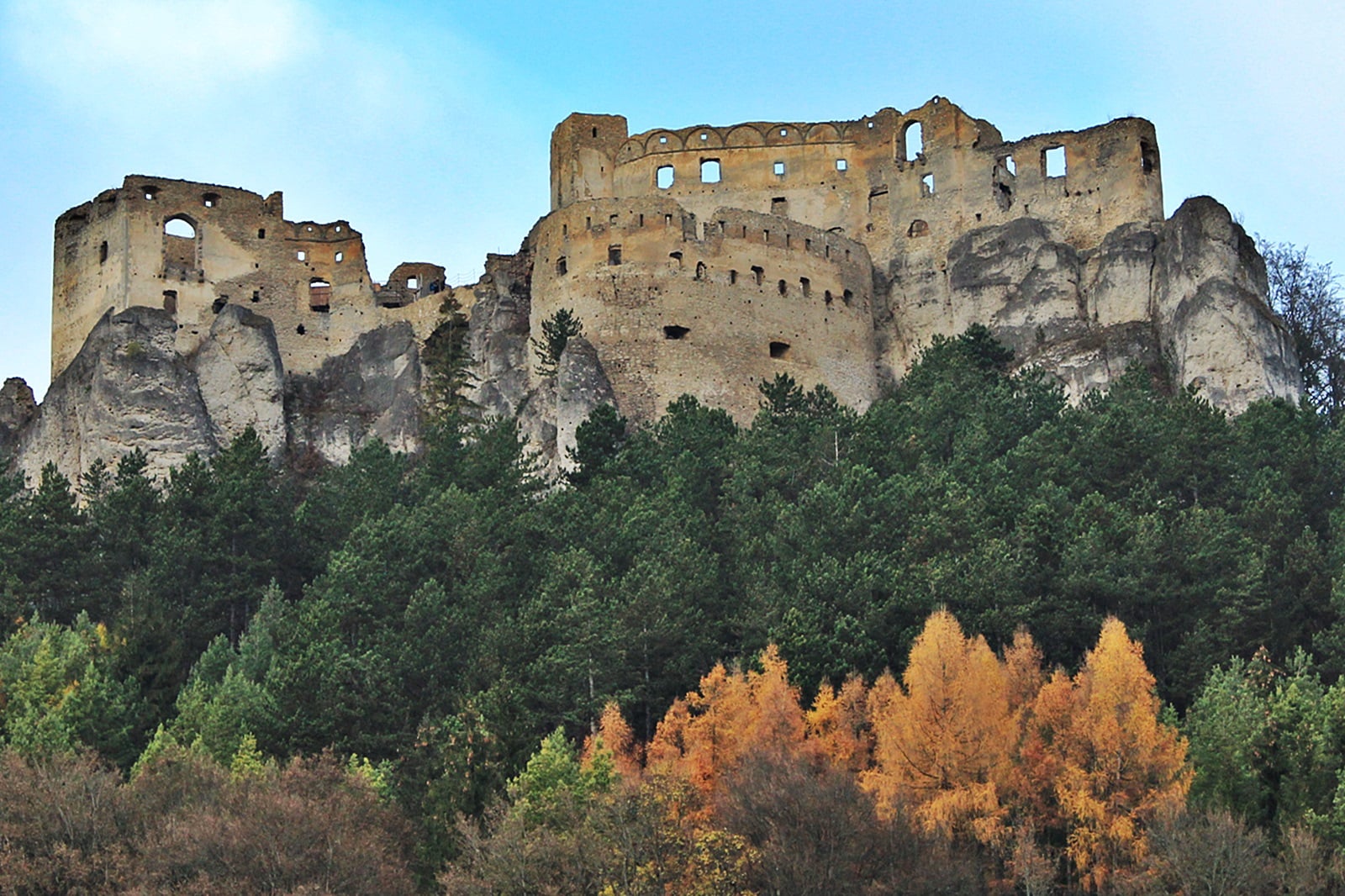 Obr. 7 hrad Lietava - Časopis Quark